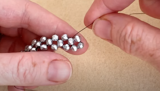 How to Tie Off Threads in Right Angle Weave (RAW) Bead Weaving ...
