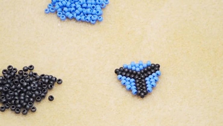 How to Bead Weave a Triangle Using Peyote and Herringbone Stitches ...